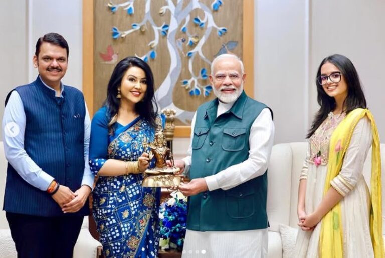 Amruta Fadnavis Biography, Age, Husband, Family, Net Worth & More